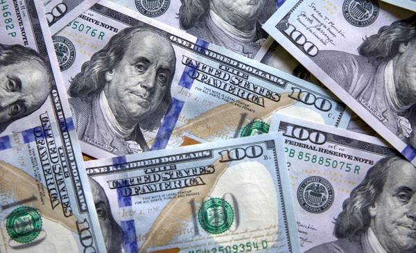El dólar oficial sigue bajando de a poco, ¿a cuánto el blue y el MEP ...